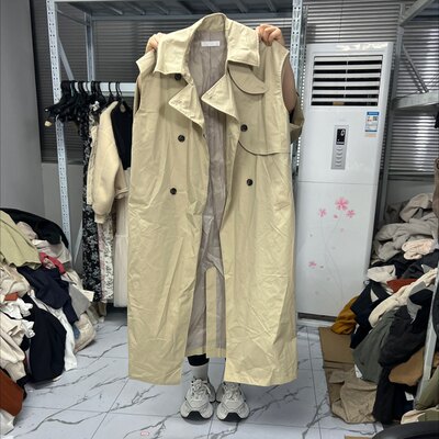 488，贵牌 卡其色风衣外套108胸围，