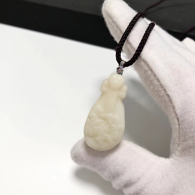 D1211# 天然和田玉米达料琵琶吊坠33.8*16.8*10.8mm 重11.12克