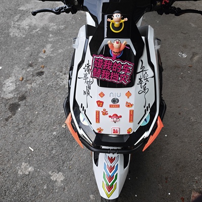适用小牛FX/FXT电动车3D立体财神爷对联软胶装饰车头文字防水贴纸