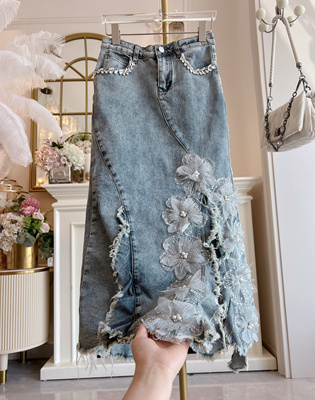 2026年春夏重工镶钻牛仔半身裙女装高腰显瘦设计感开叉不规则短裙