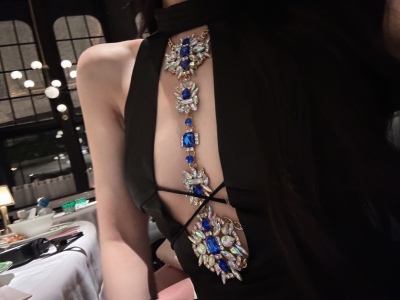 LOCK KK古早奢华重工蓝宝石链条 钻石拼接挂脖露腰小黑裙 连衣裙