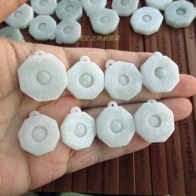 A货翡翠玉抽像款小八卦小吊坠