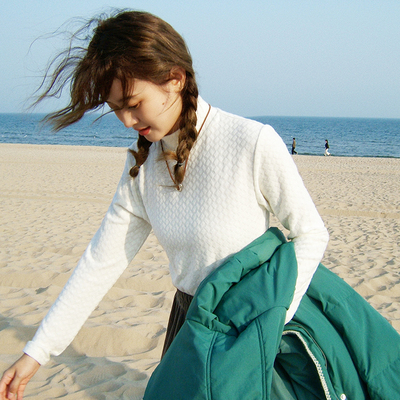 米白色半高领菱格针织打底T恤