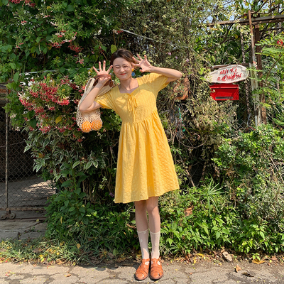 黄色系带提花方领连衣裙