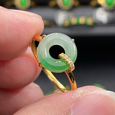 18K金天然翡翠A货-1980平安扣阳绿戒指K黄镶嵌钻石珠宝飘花甜甜圈