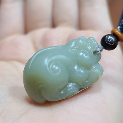 小石头和田玉貔貅挂件