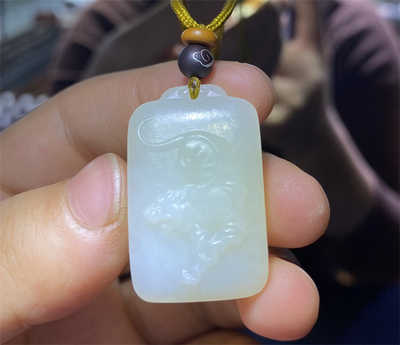 小石头和田白玉下山虎挂件