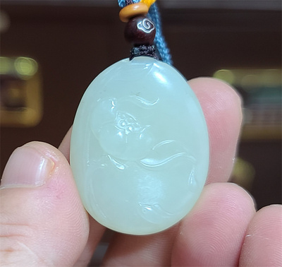小石头和田玉山料挂件