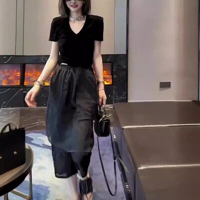 24133大爱美依缘2025夏季新V领短袖修身显瘦T恤不规则纱裙裤子女