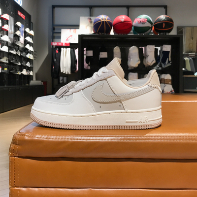 耐克女子2025夏季新款空军一号透气舒适运动休闲板鞋HV1813-001