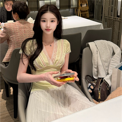 green大姐姐【薄雾少女】仙V领镂空蕾丝衬衫短袖修身缎面薄款上衣