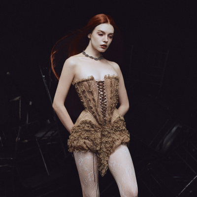 越南品牌LA VIERGE 2025年冬季新款浓郁复古蕾丝咖色绑带抹胸裙