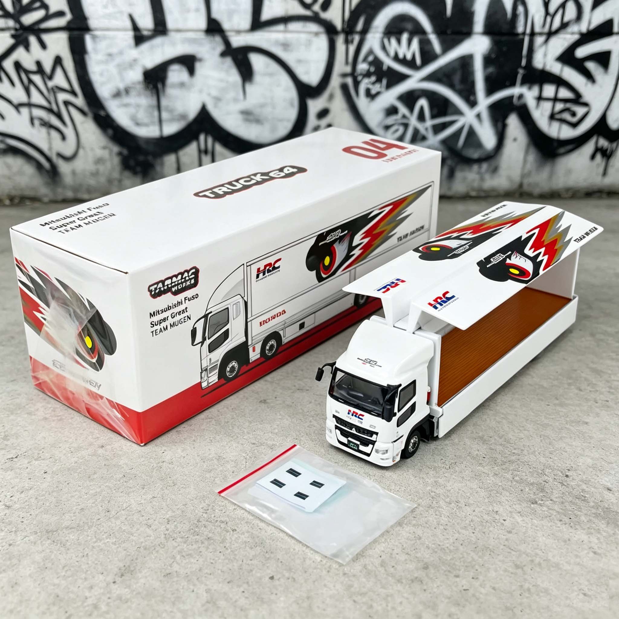 Tarmac Works 1:64 三菱Mitsubishi Fuso 无限涂装 厢式运输卡车