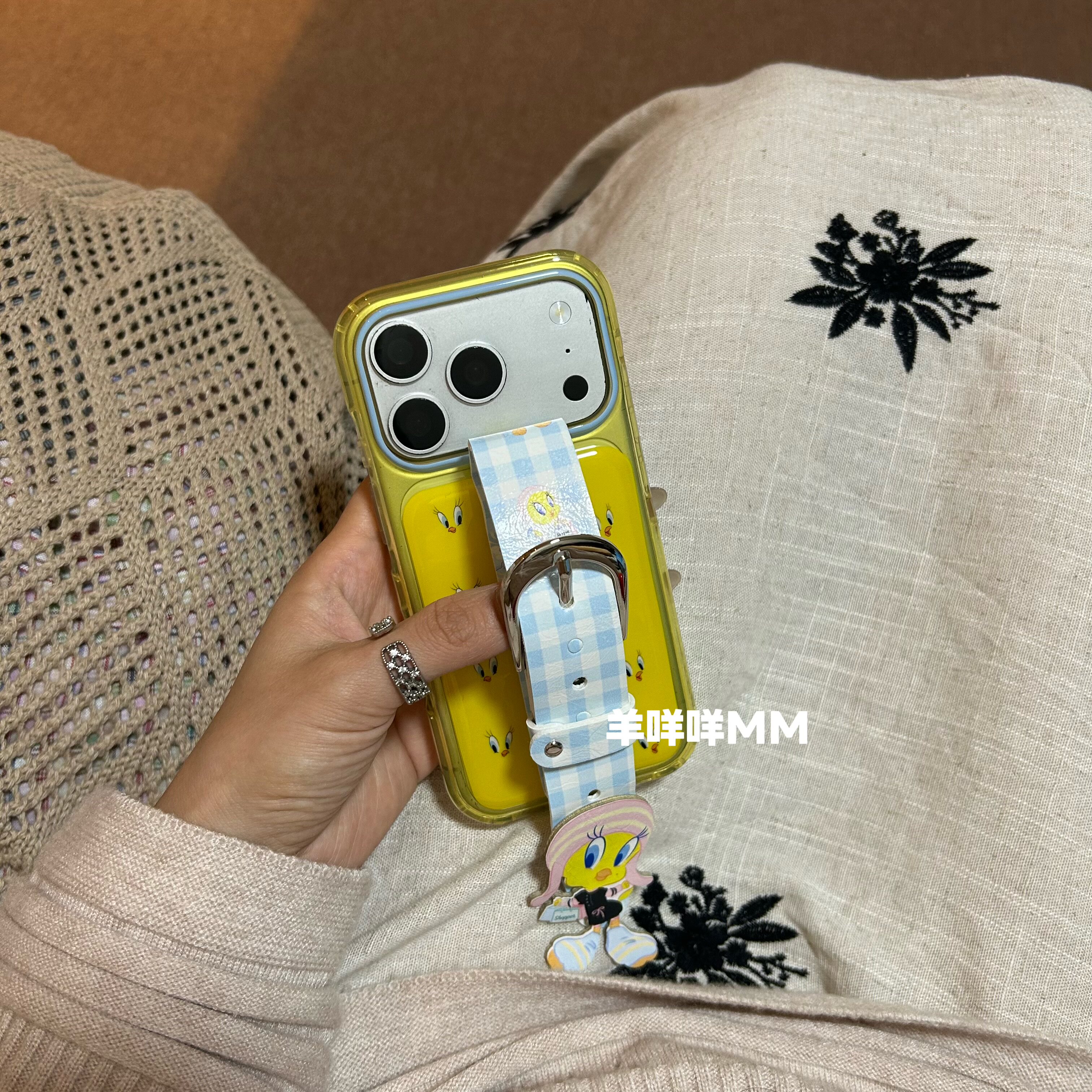 羊咩咩MM可爱崔迪卡通ins小众创意适用苹果17ProMax手机壳iPhone16Pro少女心17/17Pro腕带全包15软保护套