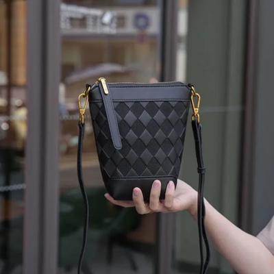 牛皮菱格手机包小众迷你水桶包女