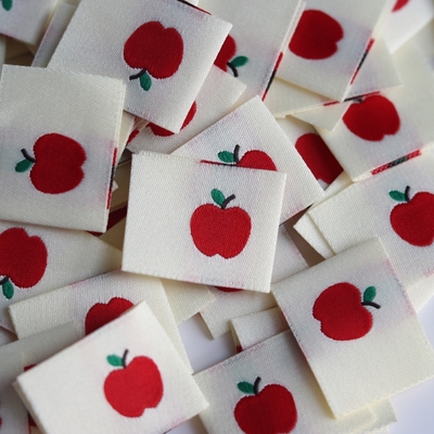 小苹果水果布标洗标手工辅料织唛手帐贴标签发圈对折标肠圈现货