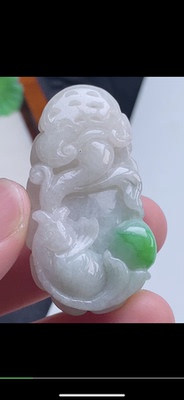 48.2-26.2-10mm,飘绿巧雕如意有鱼吊坠，天然翡翠A货aaa6727七