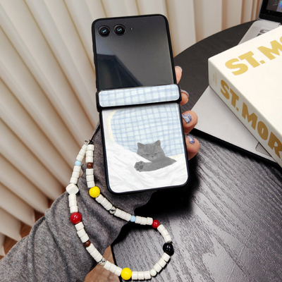高级感皮纹可爱治愈睡觉小猫适用摩托罗拉Razr60手机壳折叠屏moto razr50ultra挂绳保护套卡通手提珠链新款