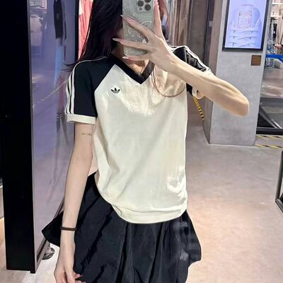 迪达斯三叶草女子V领运动短袖T恤