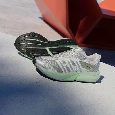 阿迪达斯女士耐磨运动透气跑步鞋