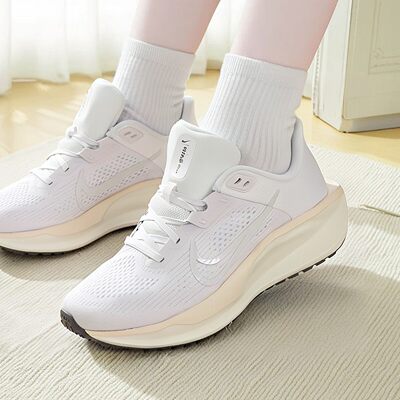 耐克女子缓震支撑抓地休闲运动鞋