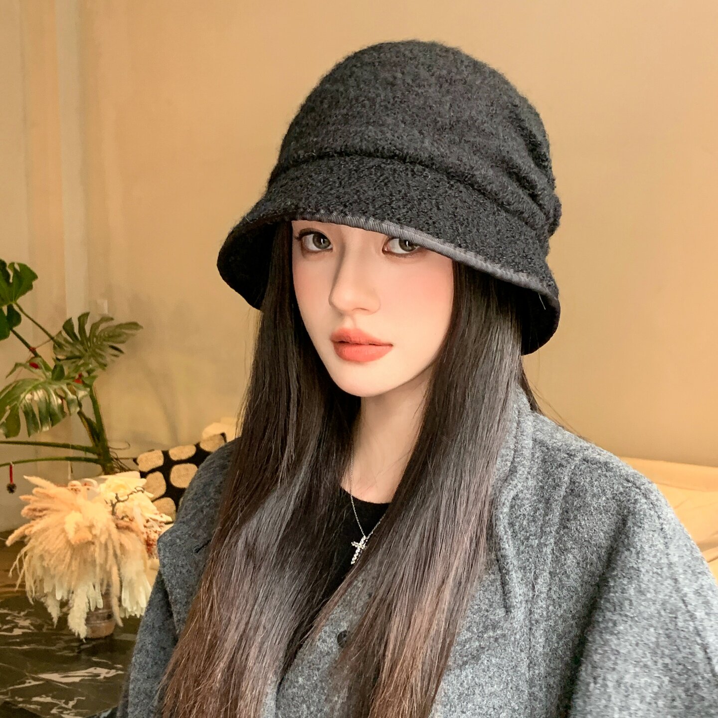 简约黑色褶皱渔夫帽子女秋冬季保暖护耳盆帽时尚百搭显脸小水桶帽