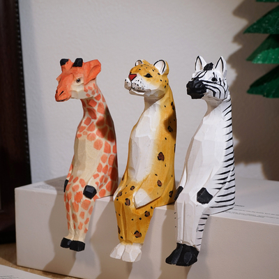 “认真的吃瓜群众”手工木雕摆件