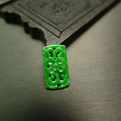 天然老翡翠长方形镂空雕花戒面
