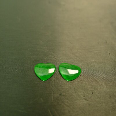 满色辣绿天然A货翡翠心形戒面