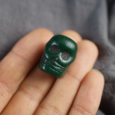 精品手工西藏传回流仿老绿料尸陀林主配珠文玩背云骷髅珠菩提顶珠