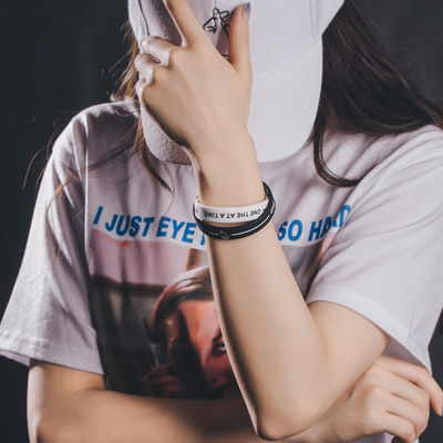 潮牌祈祷之手图案字母创意硅胶手环男女款嘻哈个性时尚手腕带手镯