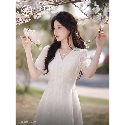 柒量一裁小个子甜美气质V 领短袖连衣裙藤曼刺绣收腰显瘦长裙0246