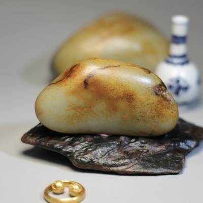 秋会长和田玉天然籽料原石手把件