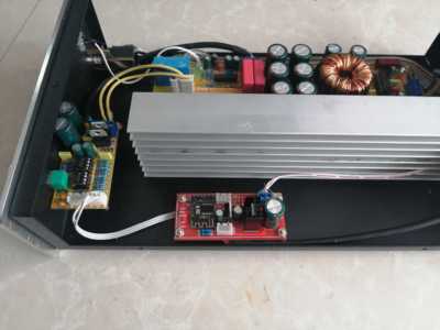 直流12V立体声2X150W前后一体功放。