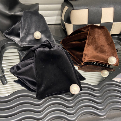 E4946赫本丝绒珠珠鲨鱼夹韩国名媛小香风气质高级半扎发抓夹顶夹