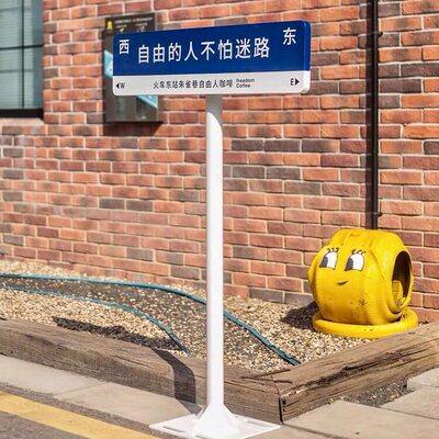 我在这里等你双面立式落地灯箱招牌发光灯箱我在很想你路牌定制