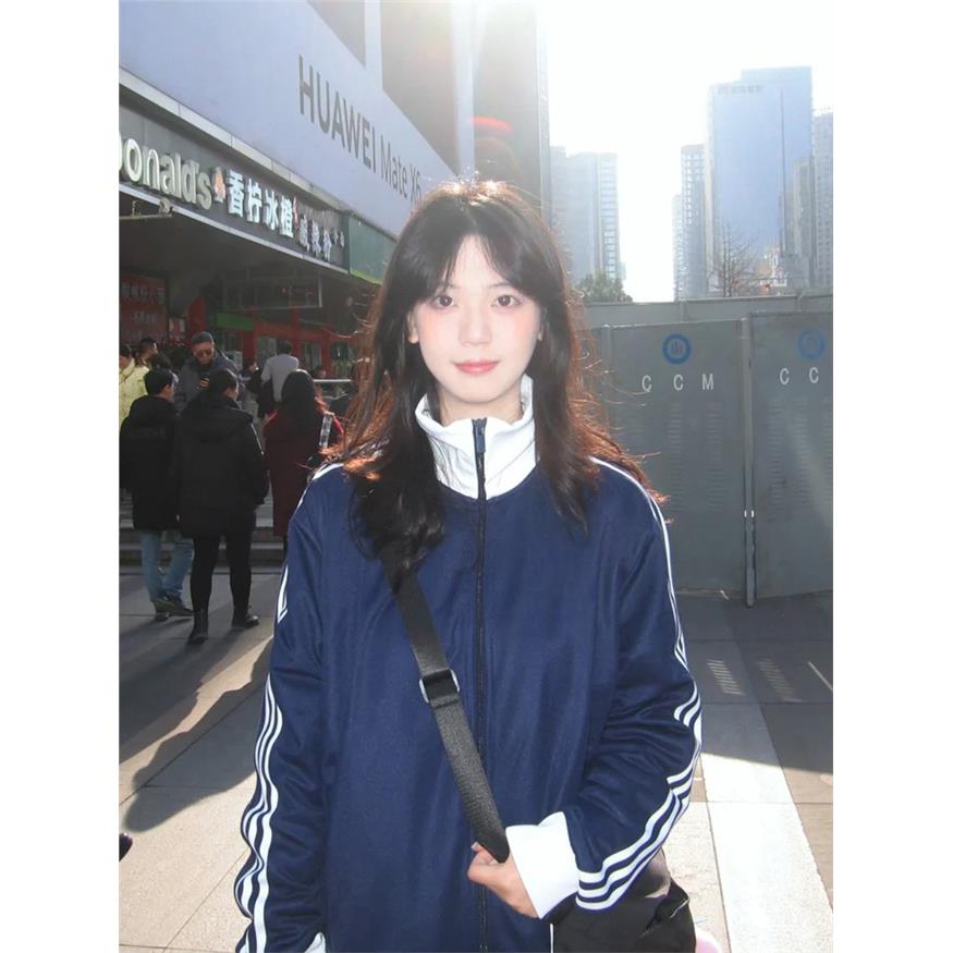 春秋短外套女2026年新款三条杠棒球服运动穿搭上衣韩系早秋夹克
