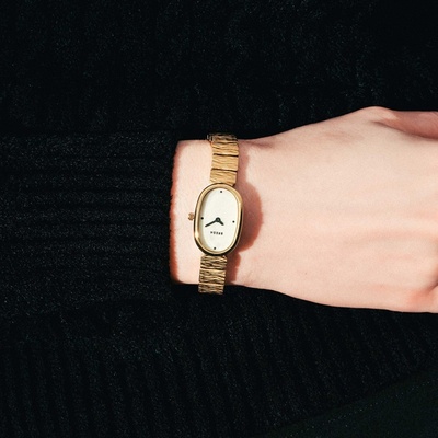 BREDA椭圆形香槟色表盘手表