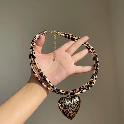 饰品爱心吊坠豹纹皮绳项链锁骨颈链项坠necklace