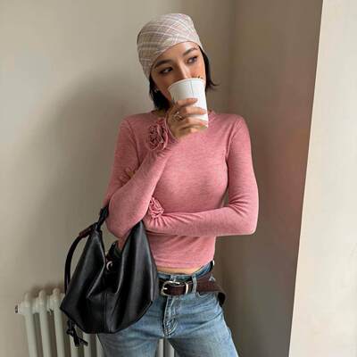 设计感时尚粉色弹力打底衫手工山茶花朵上衣修身粉色圆领网红内搭