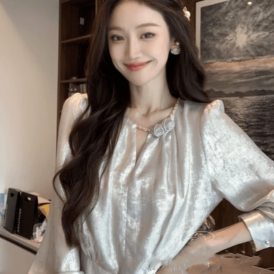 早秋新款银白色网红小衫女设计感v领立体玫瑰上衣显瘦洋气套头衫