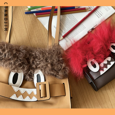 CTANDJIM毛毛小怪兽方扣斜挎包