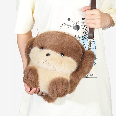 可爱毛绒玩偶背包可藏礼物的公仔