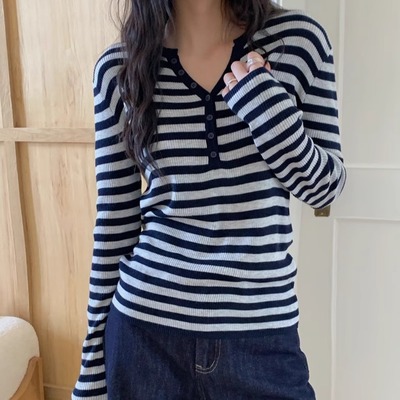 秋意绵绵针织衫~韩系一排扣设计，基础小V领柔软亲肤针织衫打底衫