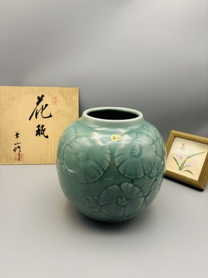 A288，青瓷浮雕花卉圆球花瓶 日式青瓷赏瓶，带原木盒