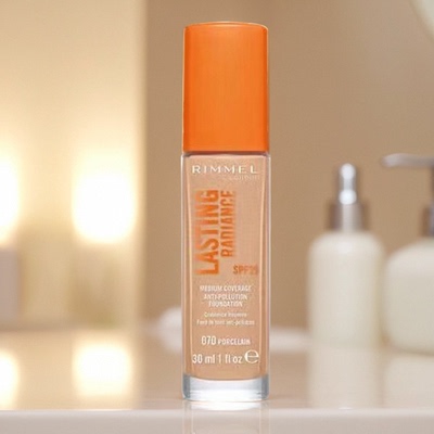 英国Rimmel持久亮泽保湿粉底液