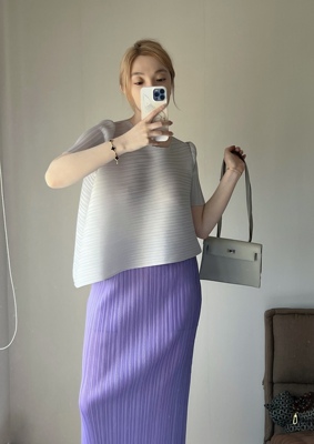 褶皱银白色廓形上衣直筒半裙