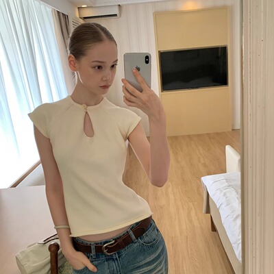 果核宇宙镂空设计卷边上衣