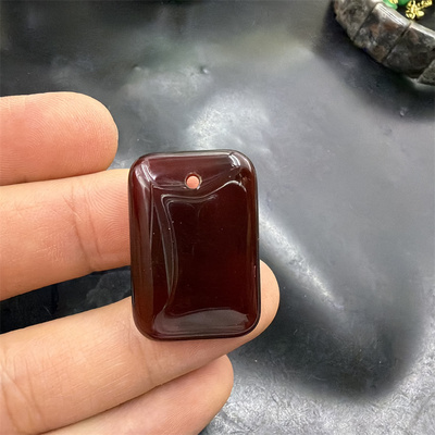 四海玉器 酒红色玛瑙无事牌吊坠 深红色玛瑙方牌挂件 玉坠