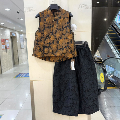 三和缘SHYA26008 斜门禁扣立领国风马甲外套提花阔腿八分裤两件套